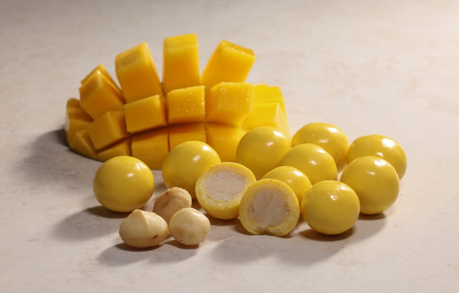 Mango Macadamias / 29% Cocoa | Noosa Chocolate Factory